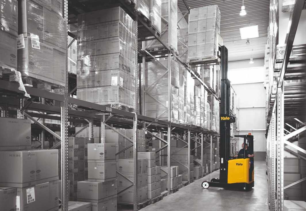 REACH TRUCK: HIGHLY SOUGHT AFTER YALE HIGH REACH FORKLIFT